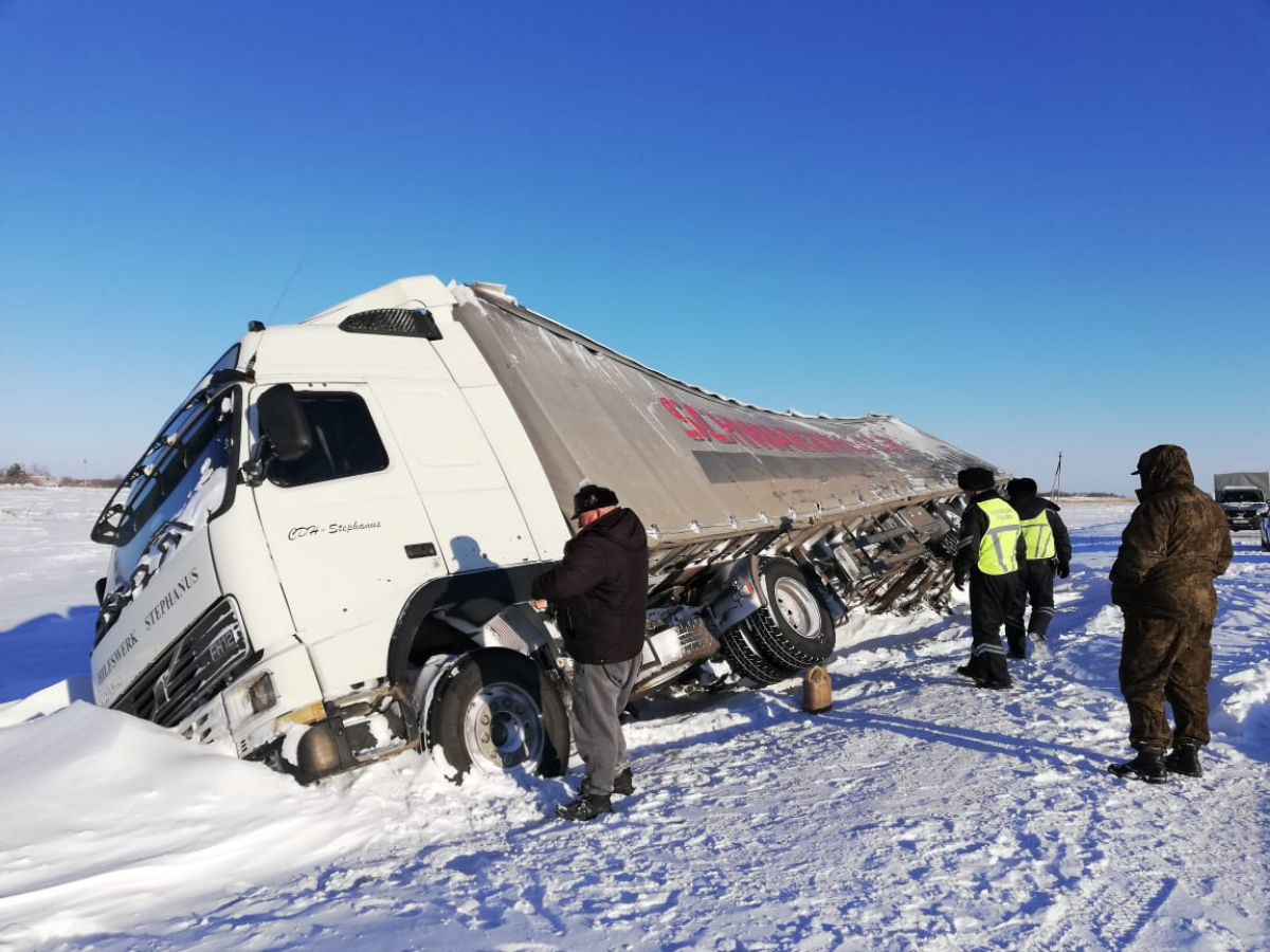 Фура с 15 тоннами семян перевернулась набок в 70 км от Петропавловска ...